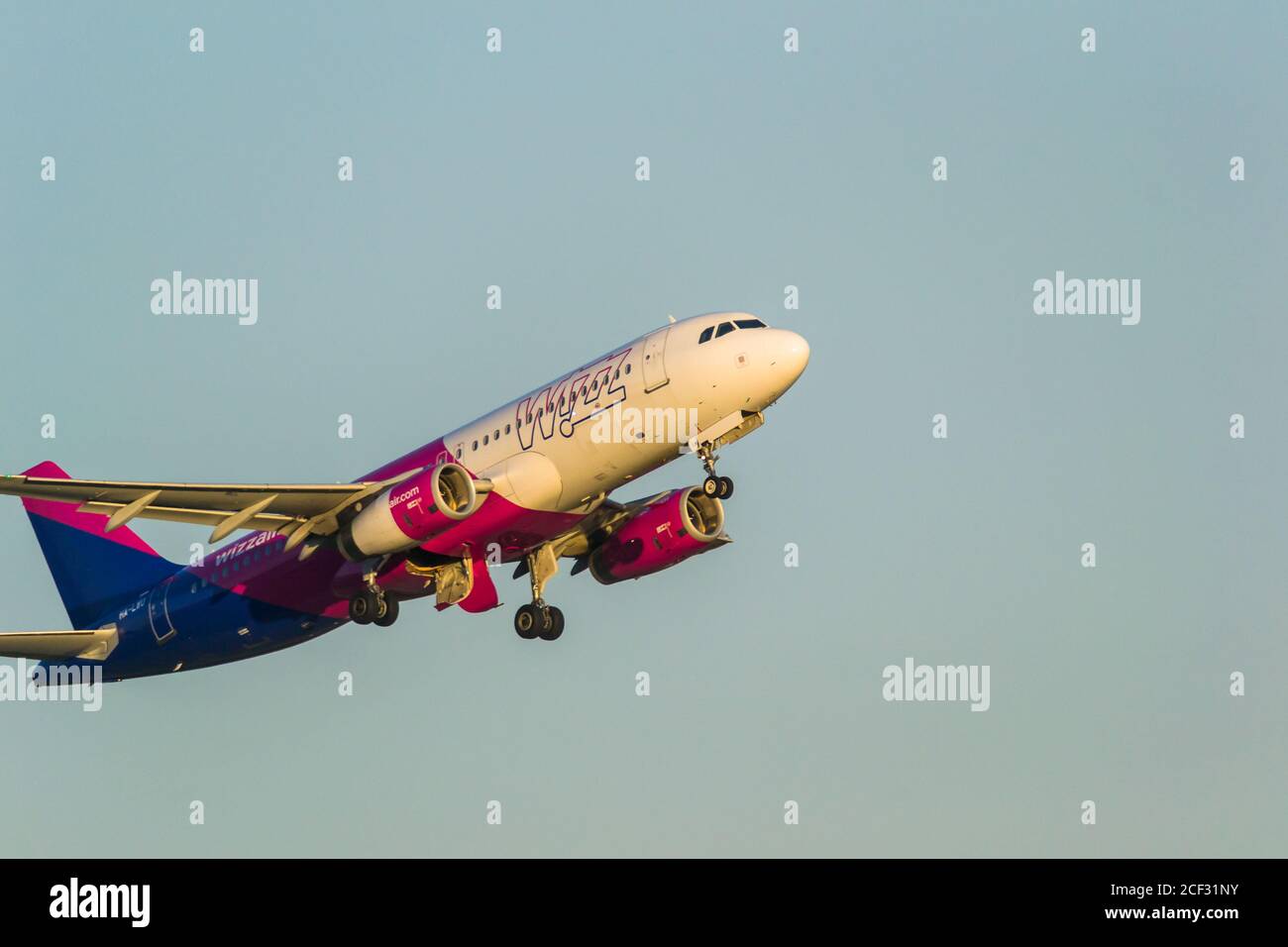 Wizzair plane hi-res stock photography and images - Alamy