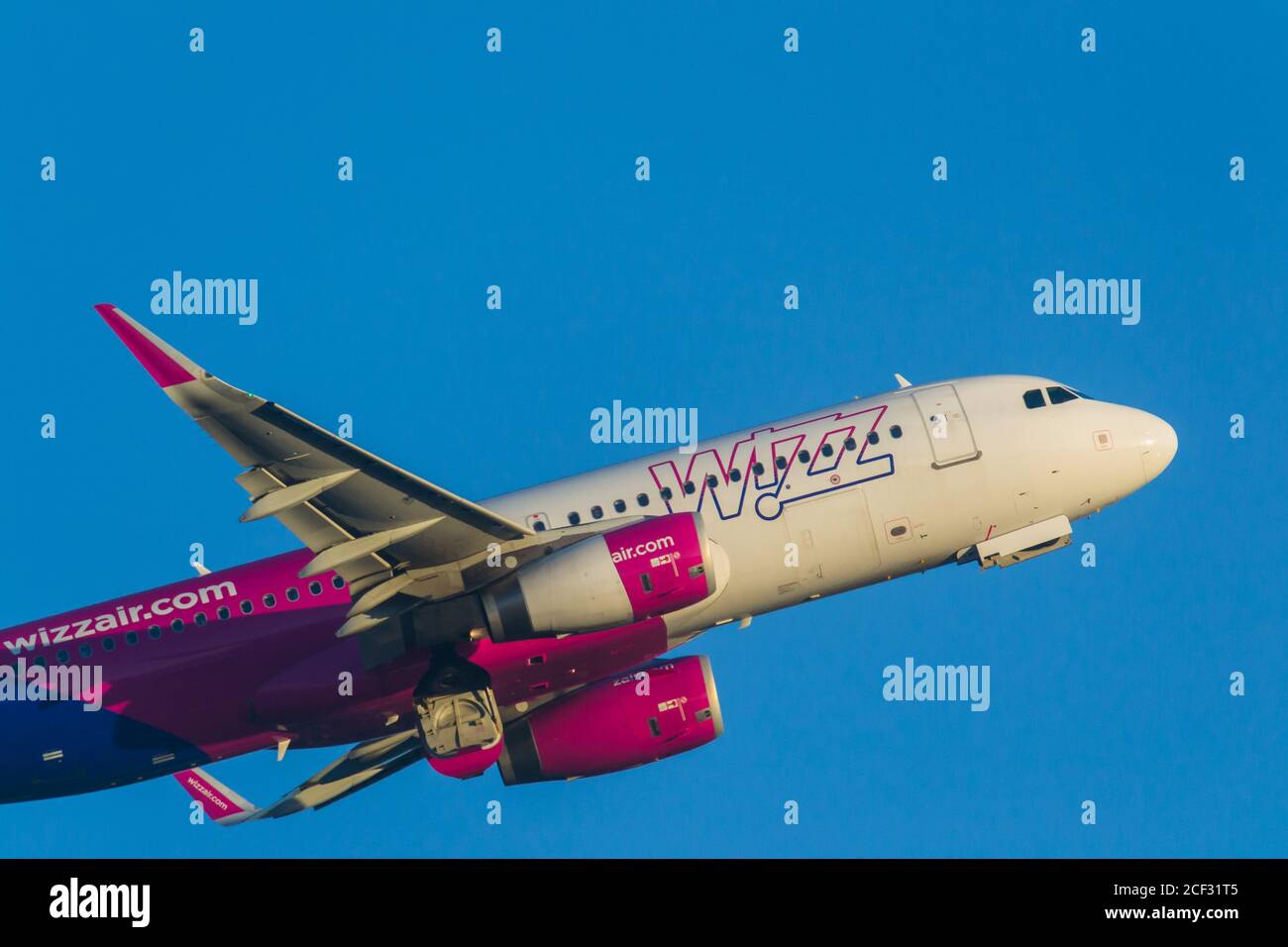 Wizzair plane hi-res stock photography and images - Alamy