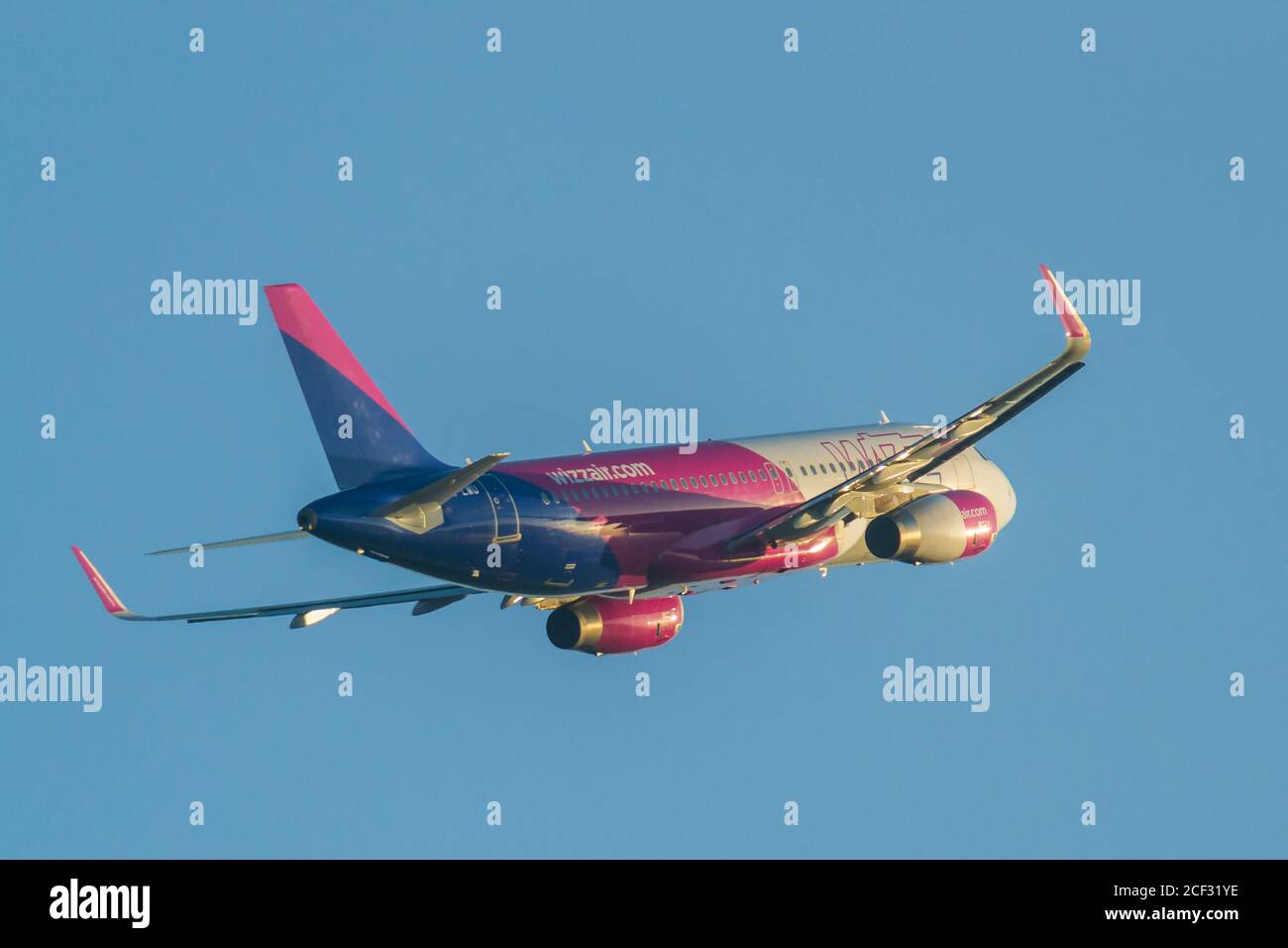 Wizzair plane hi-res stock photography and images - Alamy