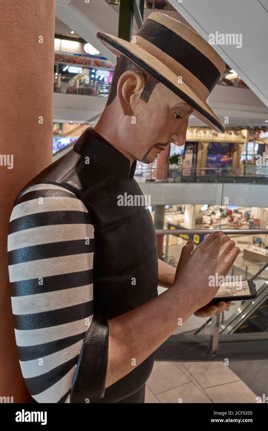 Straw man statue hi-res stock photography and images - Alamy