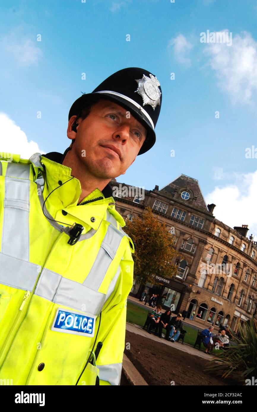Policeman england yorkshire hi-res stock photography and images - Alamy