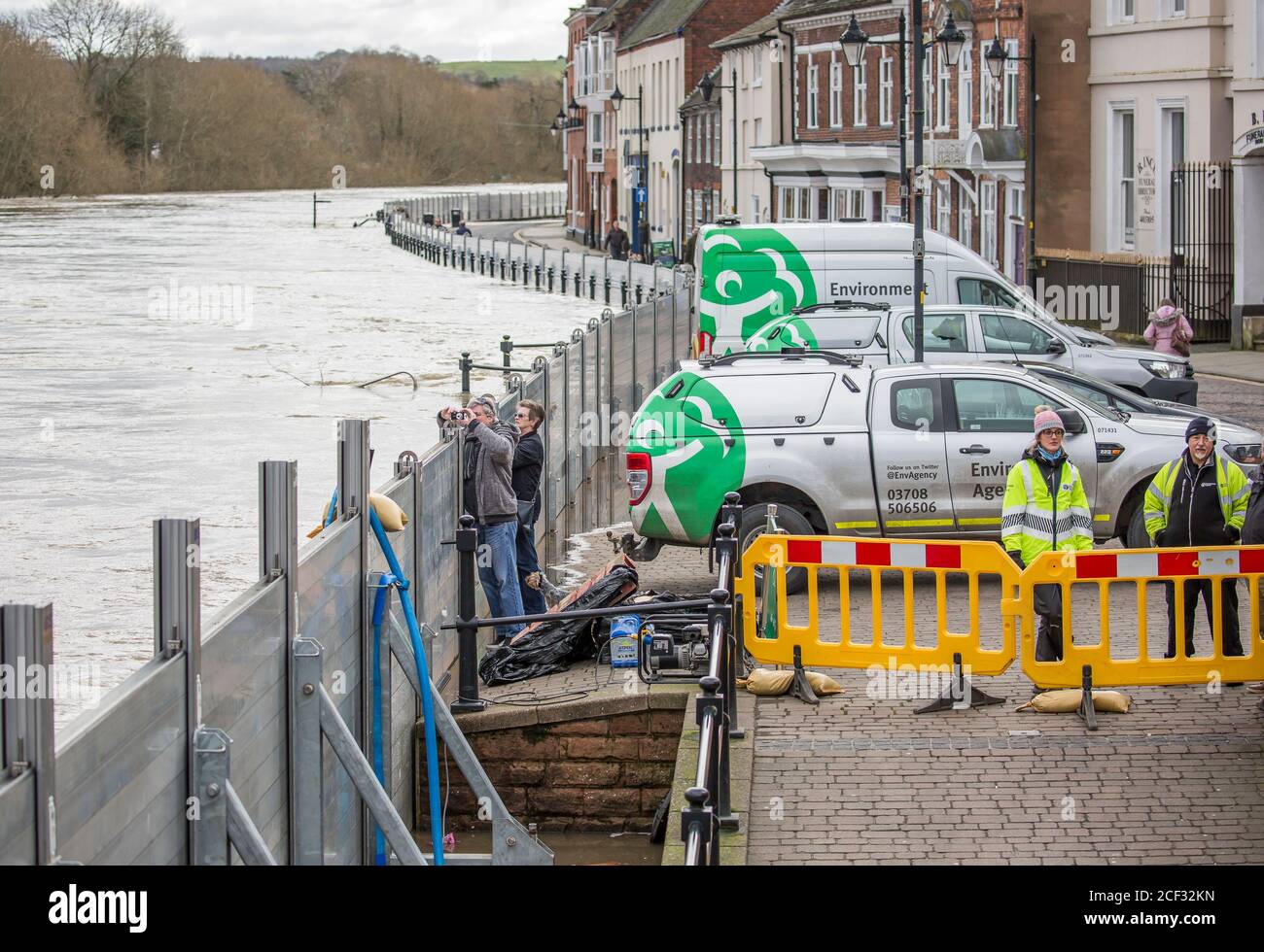 Bewdley floods, Worcestershire. Flood protection barriers put to the ...