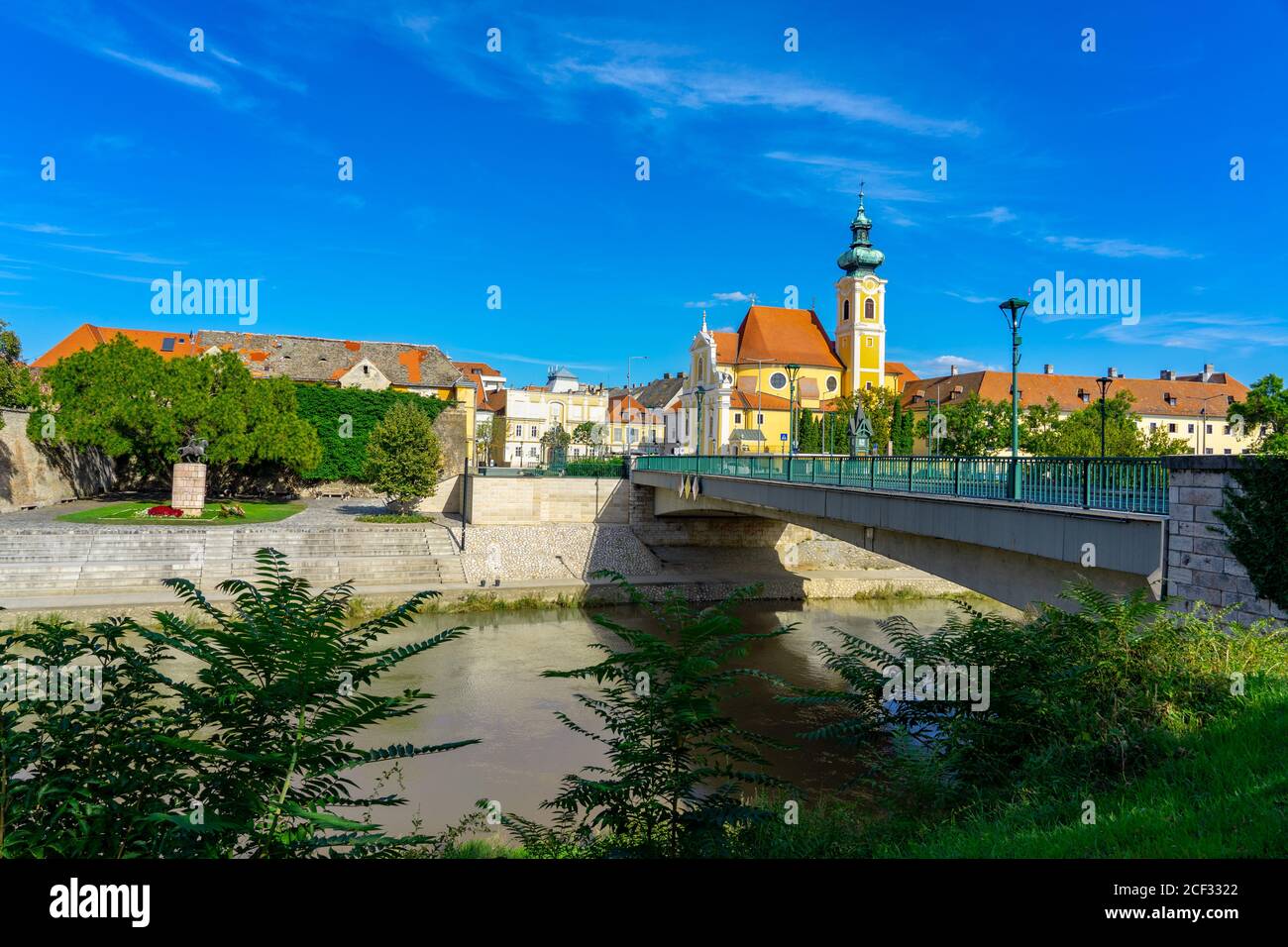 Town center river landscape history hi-res stock photography and images ...