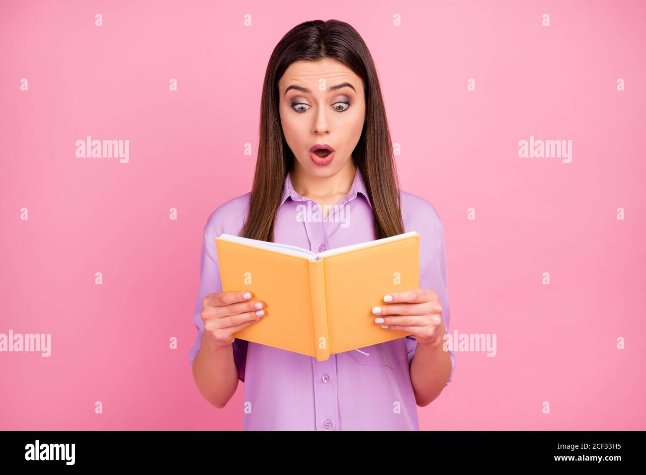 Woman reading list shocked hi-res stock photography and images - Alamy