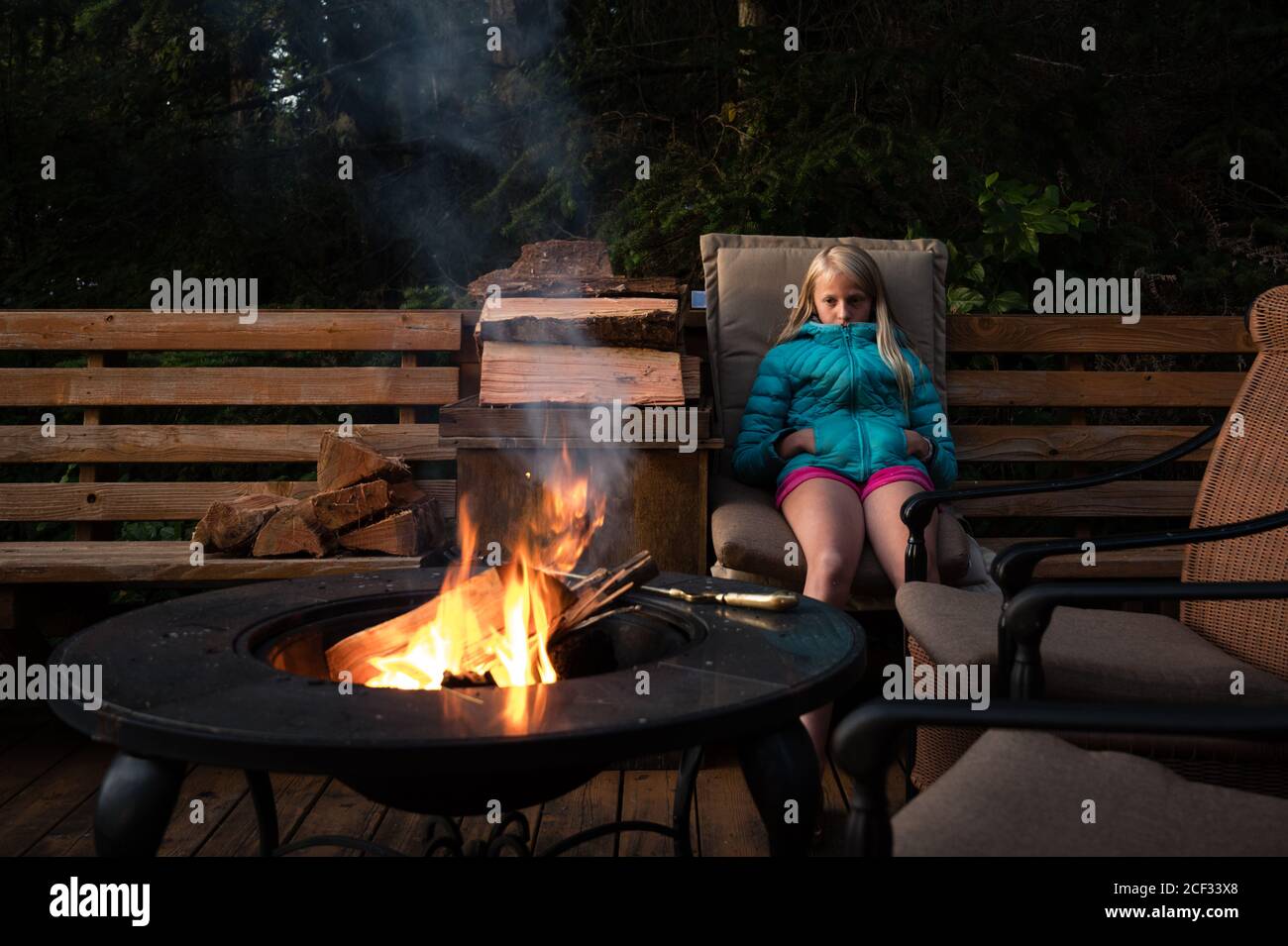 Child near campfire hi-res stock photography and images - Alamy