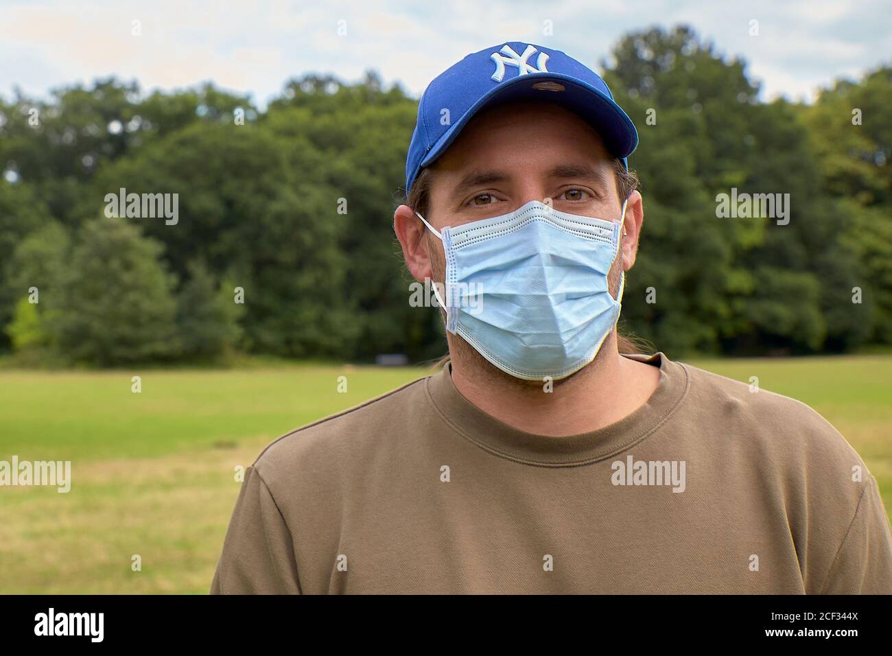 Man wear surgical mask hi-res stock photography and images - Alamy