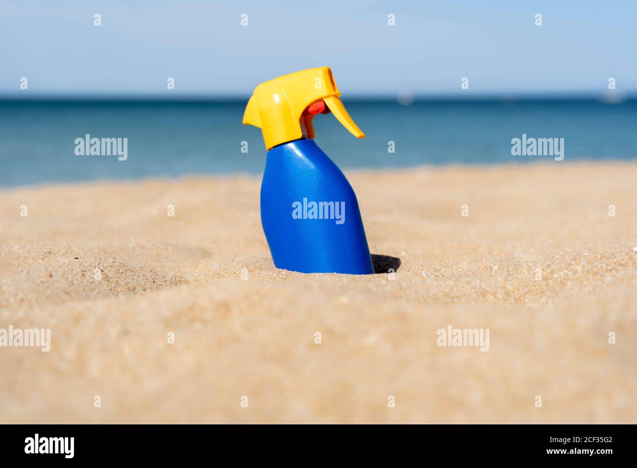 bottle of sunscreen on the beach sand Stock Photo - Alamy