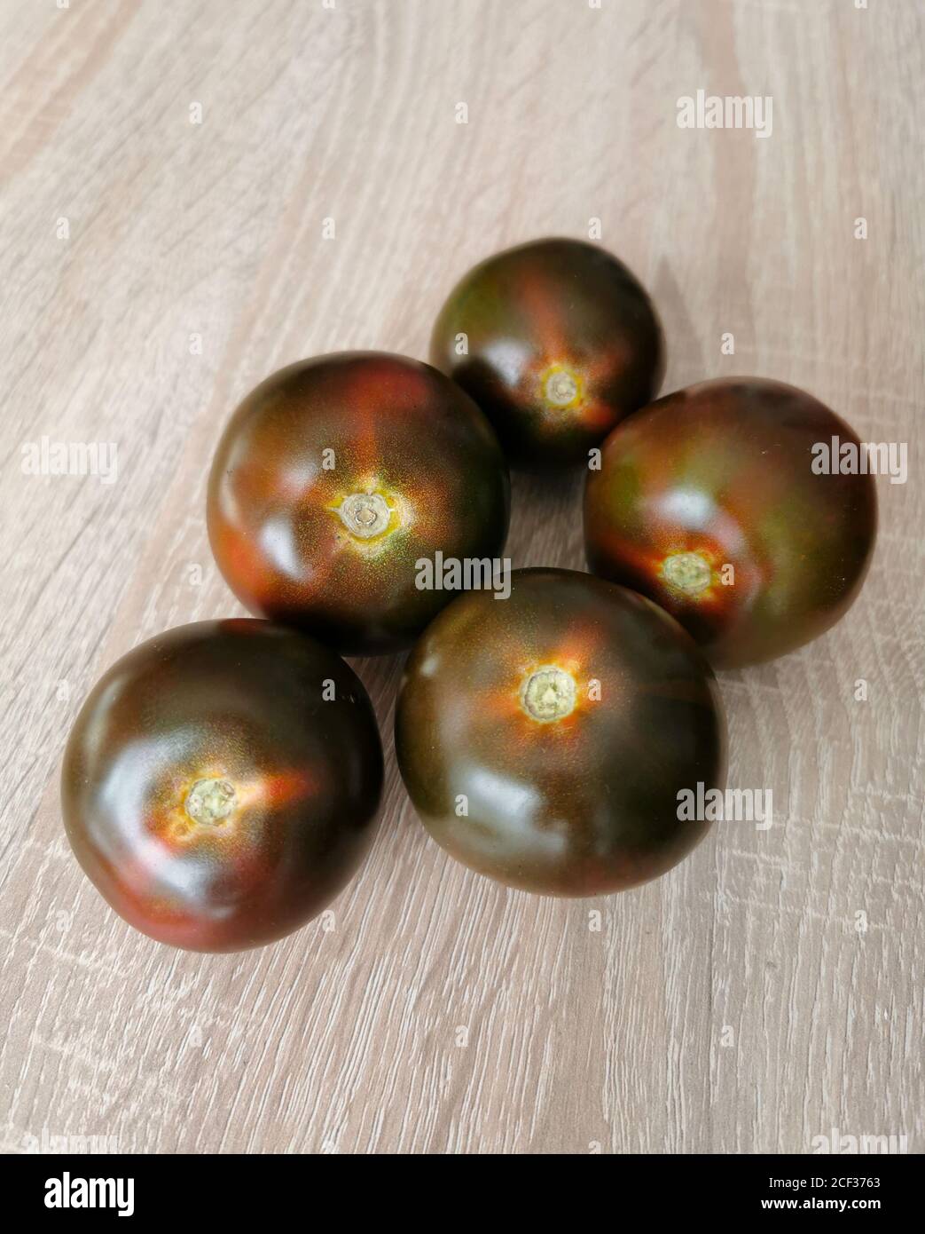 Dark red tomatoes hi-res stock photography and images - Alamy