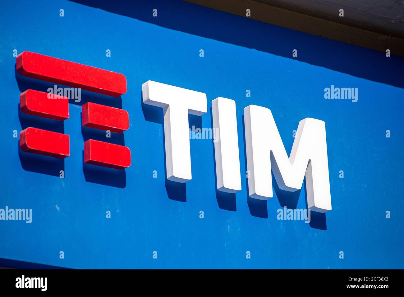 Outside tim hortons coffee shop hi-res stock photography and images - Alamy