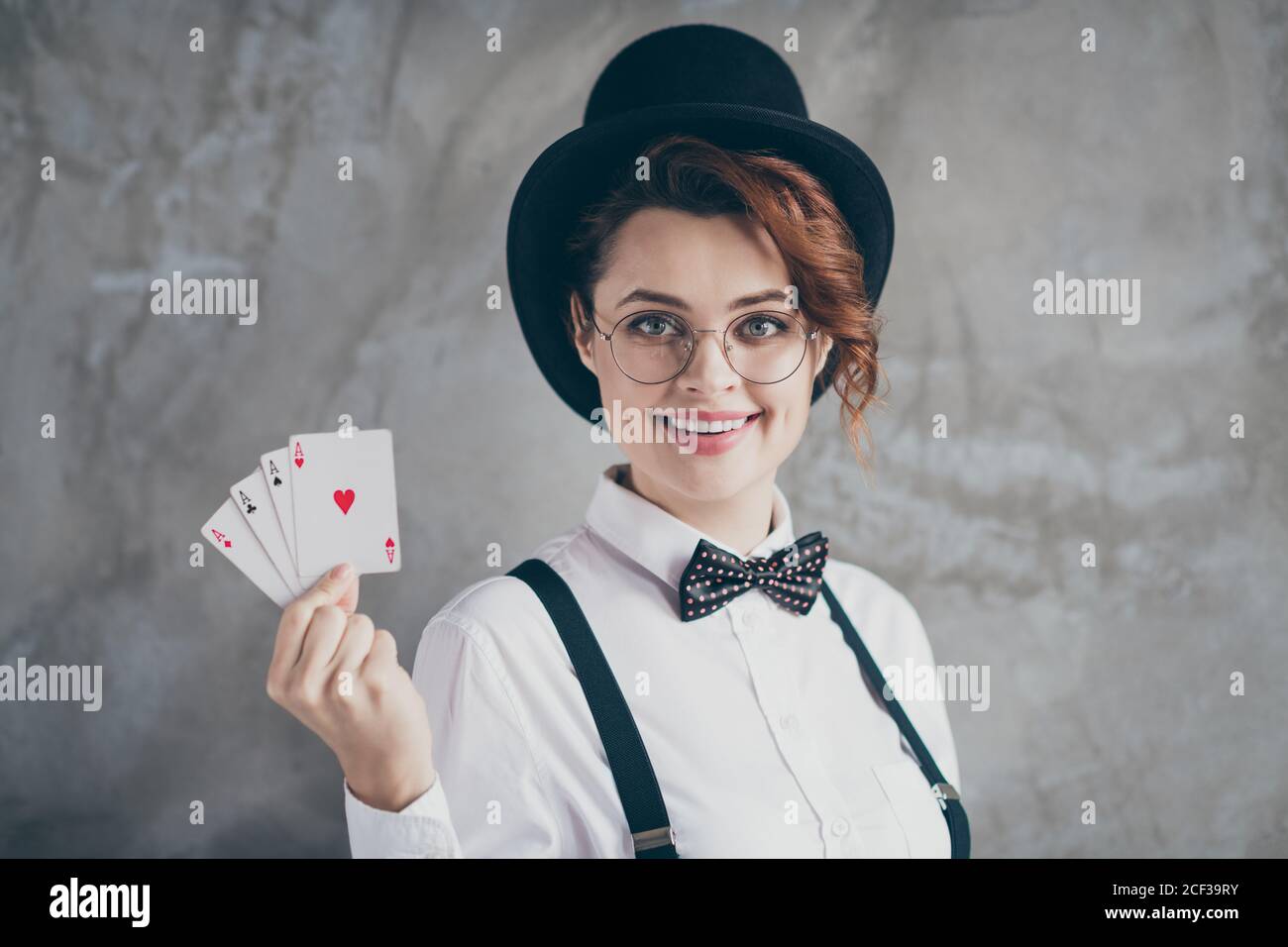 Dealing cards play hi-res stock photography and images - Alamy