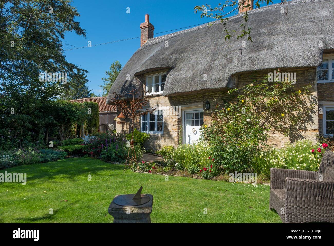 Pretty stone cottages with thatched roofs Stock Photo - Alamy