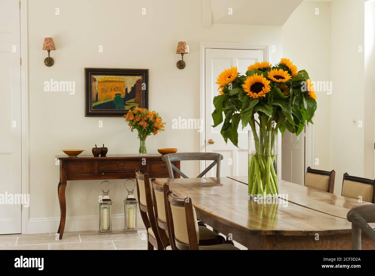 Pair of sunflowers hi-res stock photography and images - Alamy