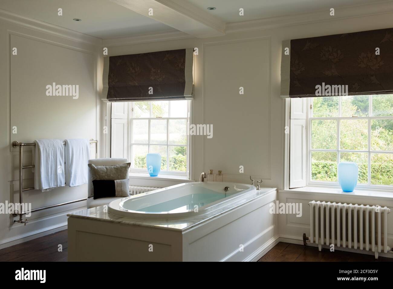 Full bath in country style bathroom Stock Photo - Alamy