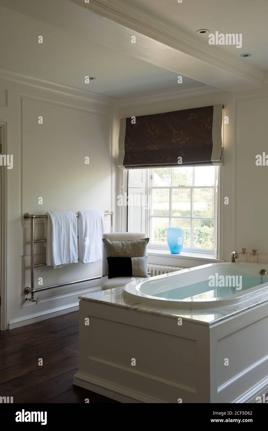 Full bath in country style bathroom Stock Photo - Alamy