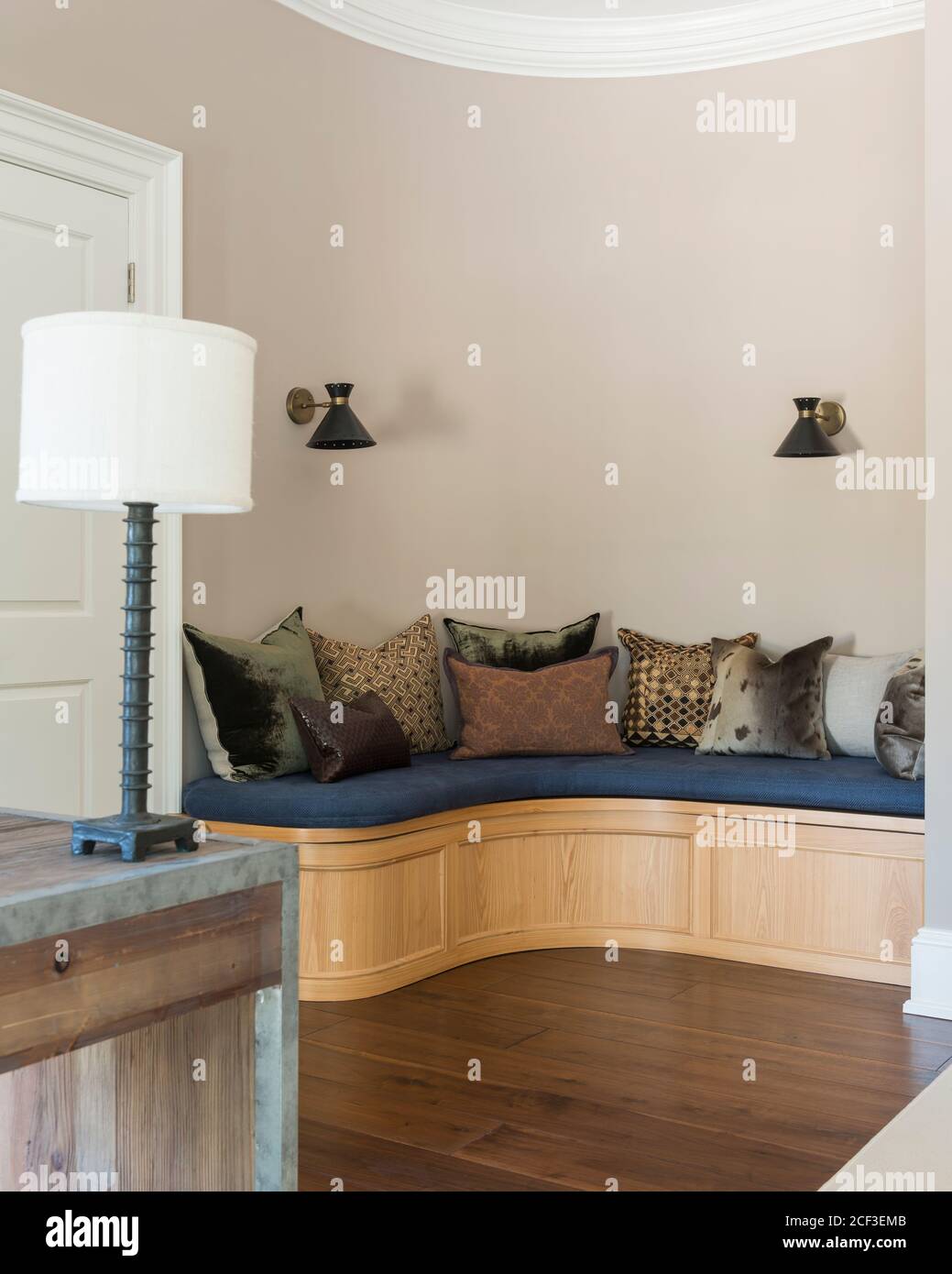 Banquette seating hi-res stock photography and images - Alamy