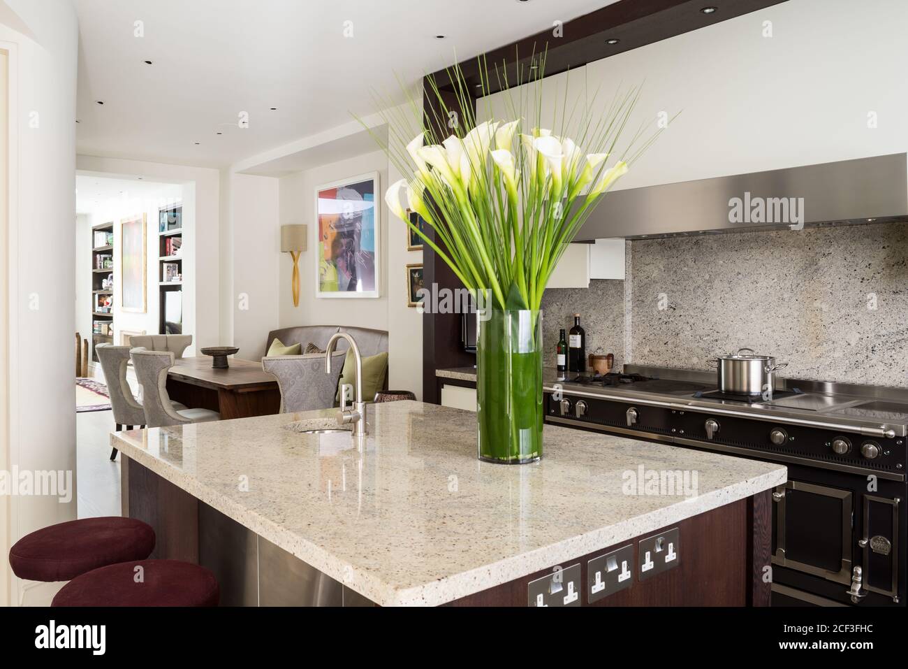 Flower arrangement in modern kitchen Stock Photo - Alamy