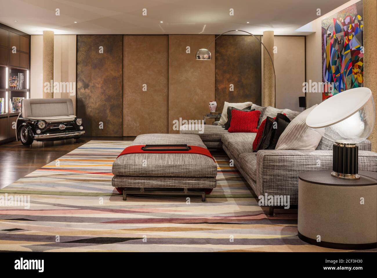 Modern living room with patterned rug Stock Photo - Alamy