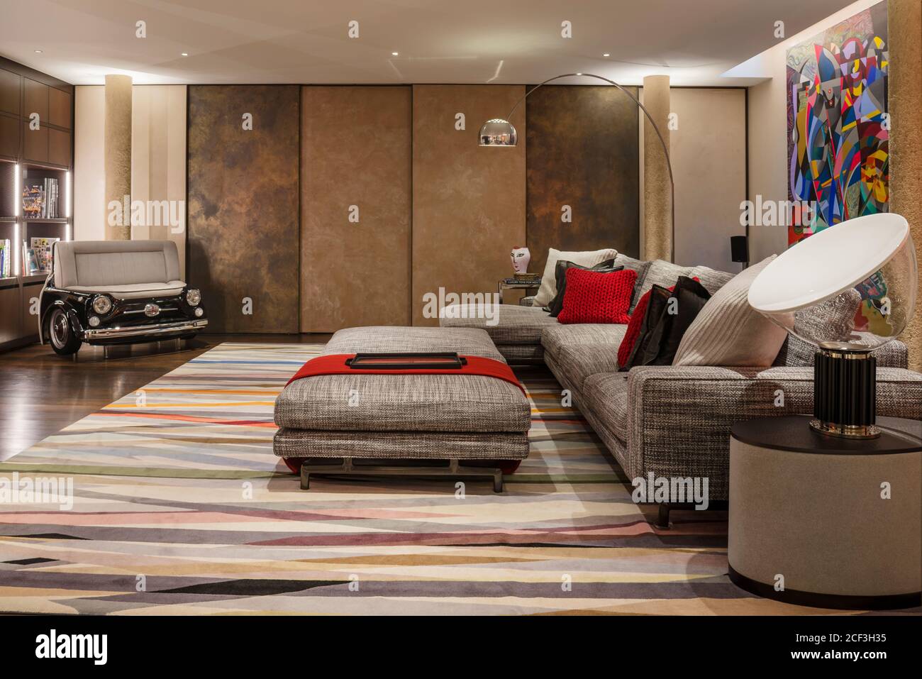 Modern living room with patterned rug Stock Photo - Alamy