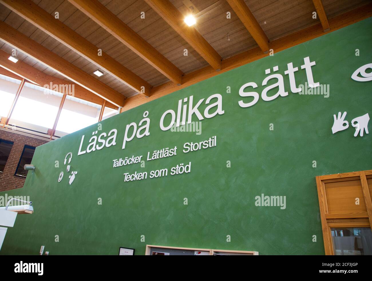 Sign that says "Read in different ways" in a library. Photo Jeppe ...