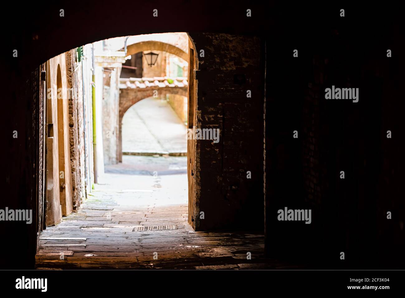 Dark alley archway italy hi-res stock photography and images - Alamy