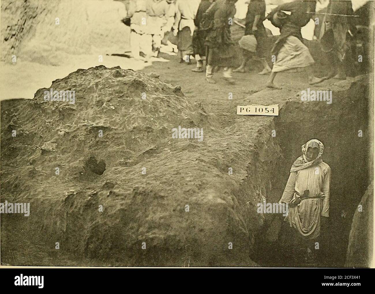 . Ur excavations. J. PG/I0S4 a. THE TOP OF THE STONE DOME, SHOWING THE ...