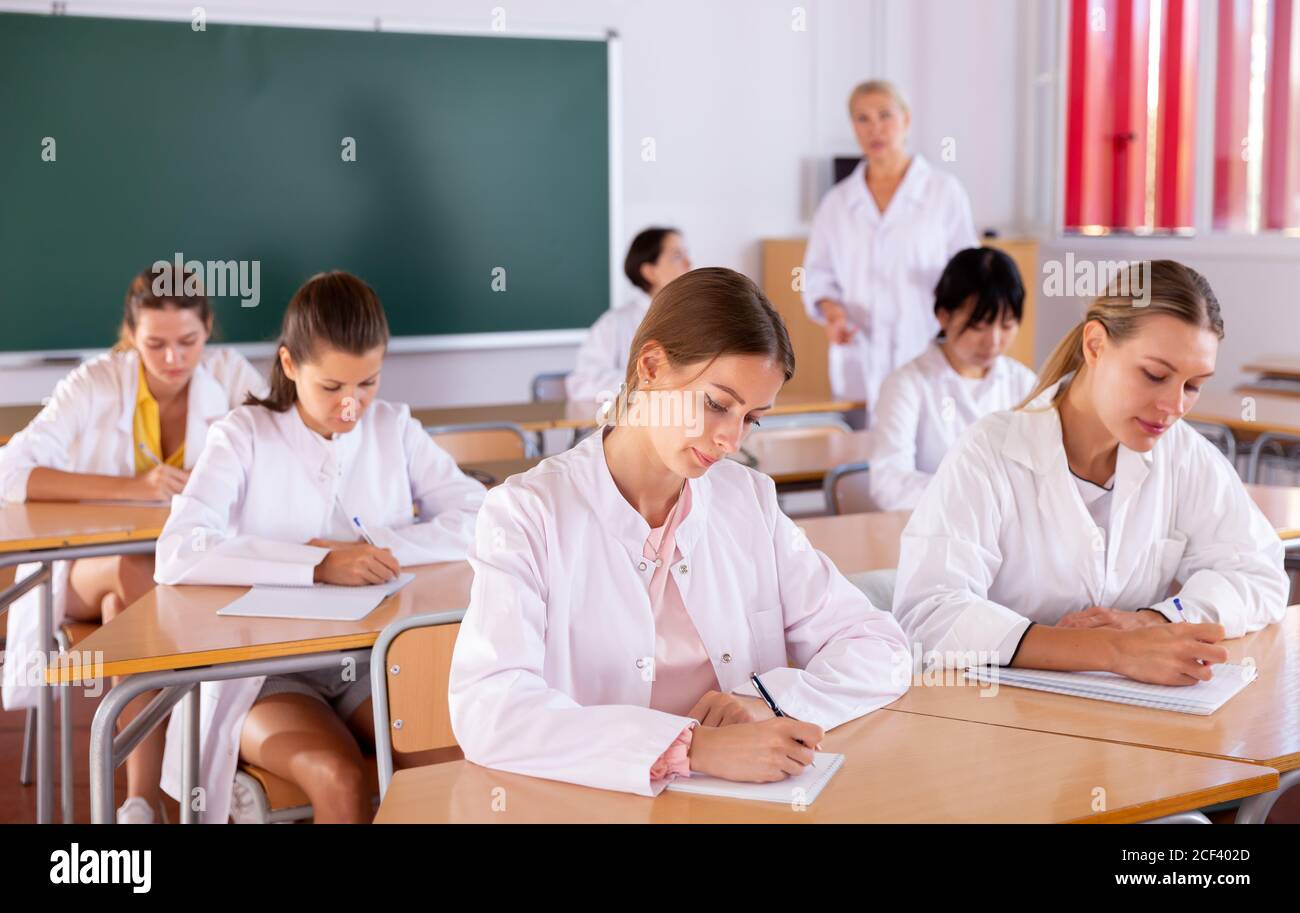 Medical students classroom exam test hi-res stock photography and ...