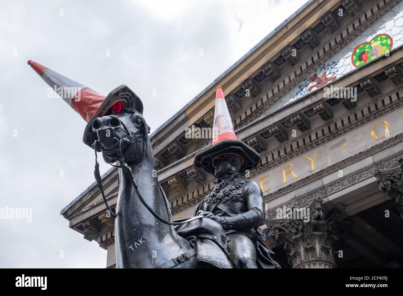 Cone head man statue hi-res stock photography and images - Alamy