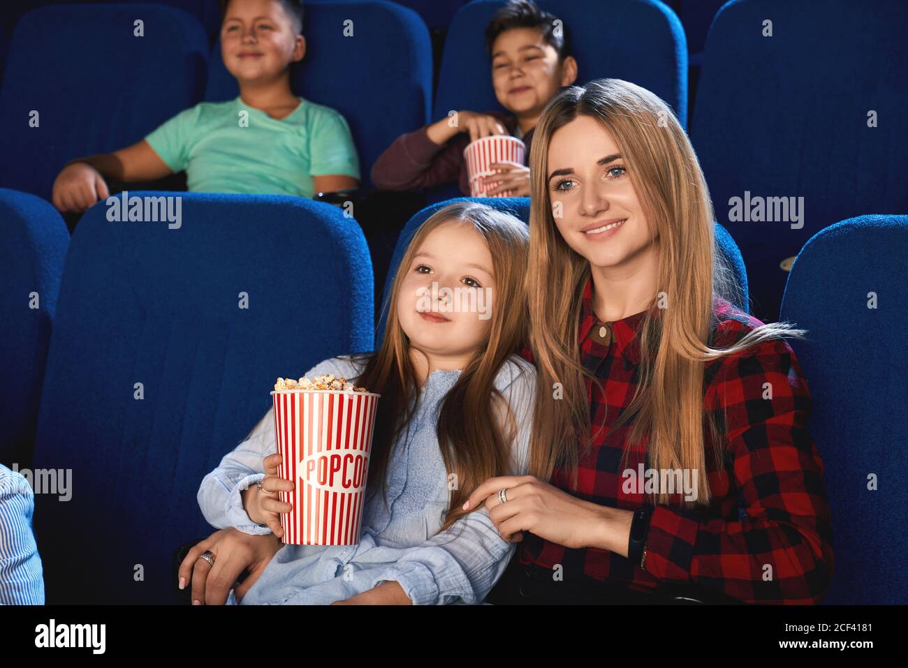 Family at movie theatre hi-res stock photography and images - Alamy