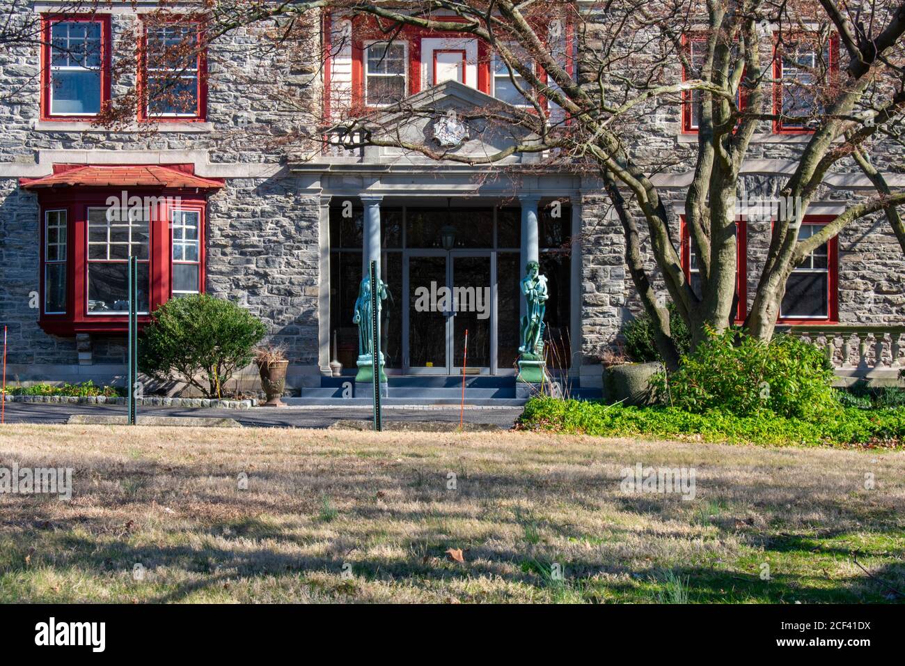 Front door wall statue hi-res stock photography and images - Alamy