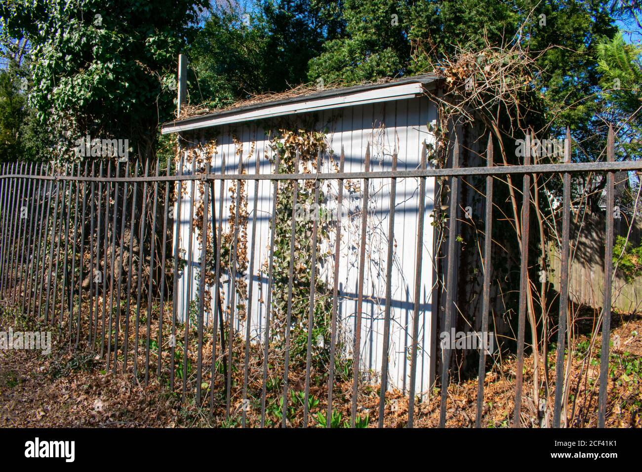 Rundown shed hi-res stock photography and images - Alamy
