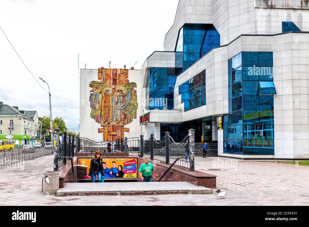 Sign pedestrian steps hi-res stock photography and images - Alamy