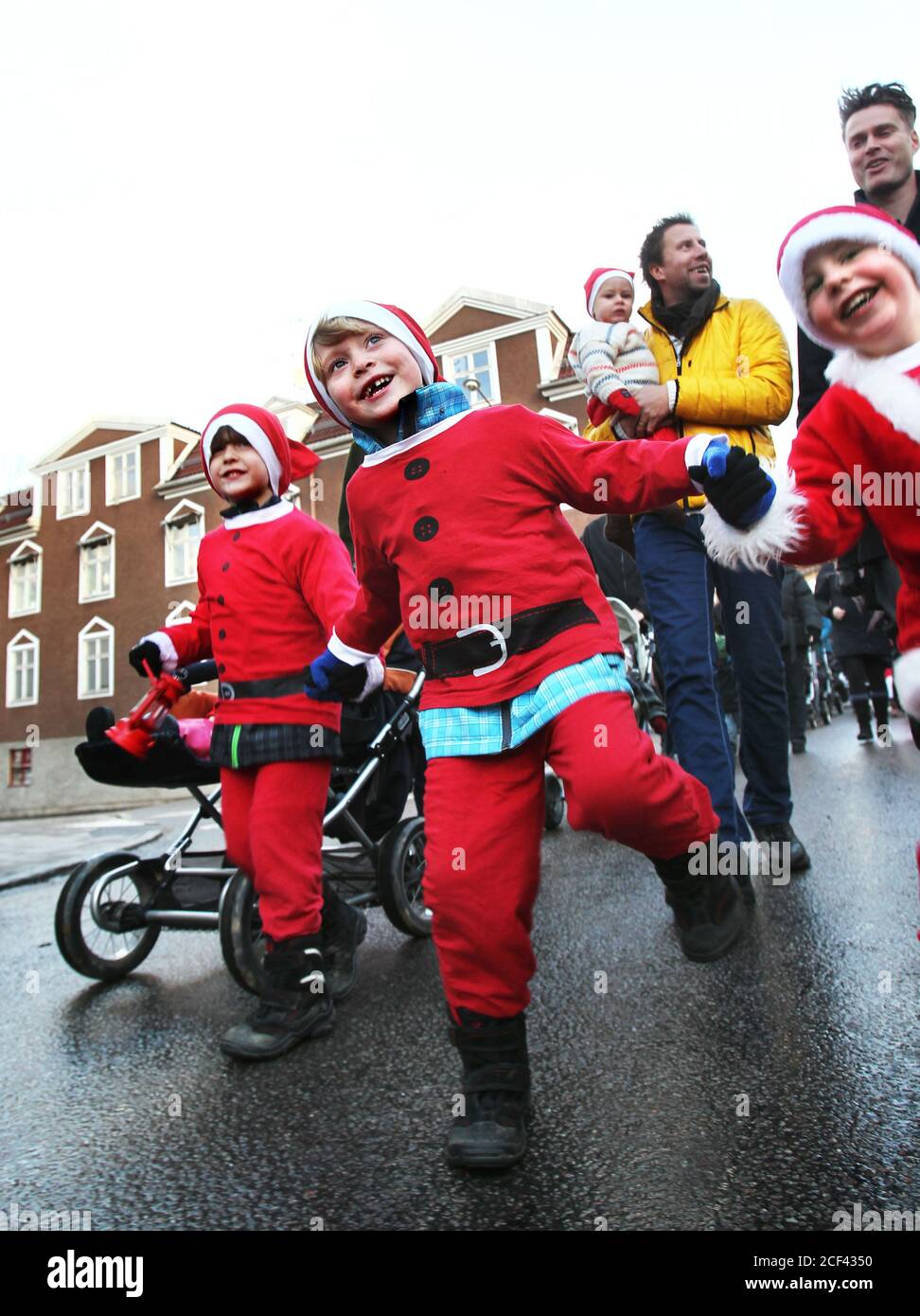 Santas parade hi-res stock photography and images - Alamy