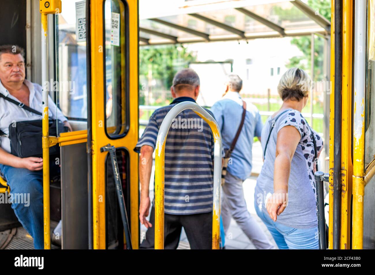 Open bus doors hi-res stock photography and images - Alamy