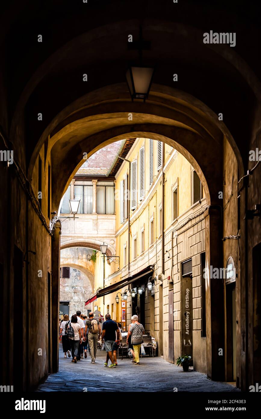 Dark alley archway italy hi-res stock photography and images - Alamy