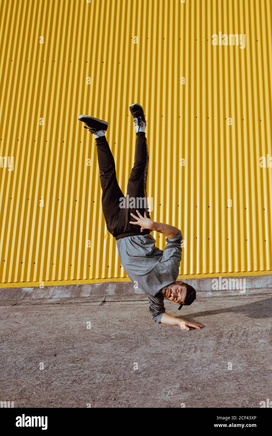 Handstand near wall hi-res stock photography and images - Alamy