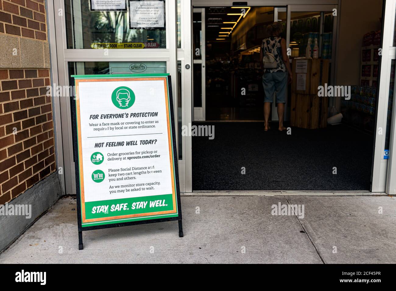 Grocery store entrance hi-res stock photography and images - Alamy