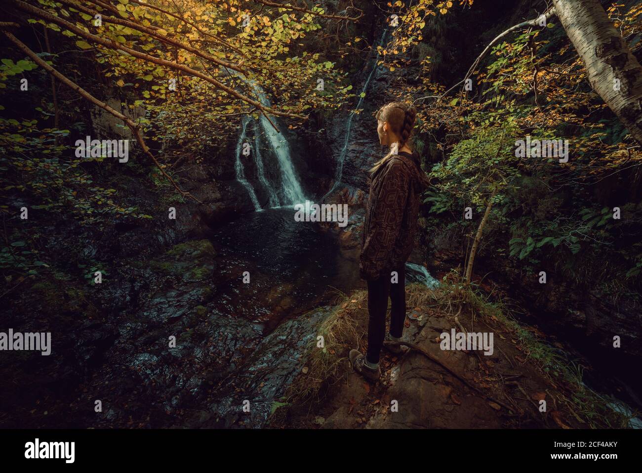 Woman standing above waterfall hi-res stock photography and images - Alamy