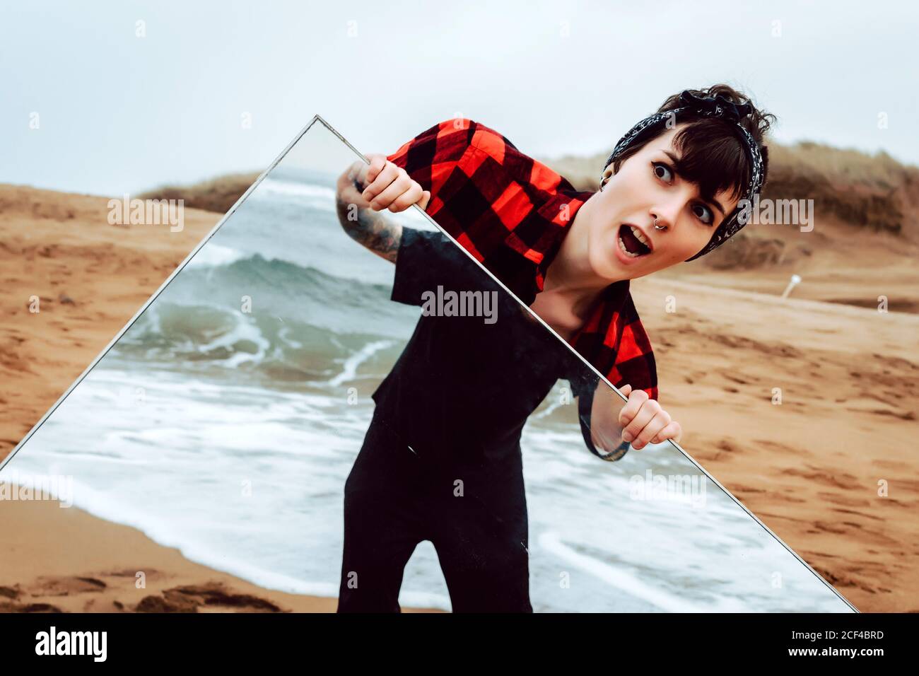 Woman looking shocked beach hi-res stock photography and images - Alamy