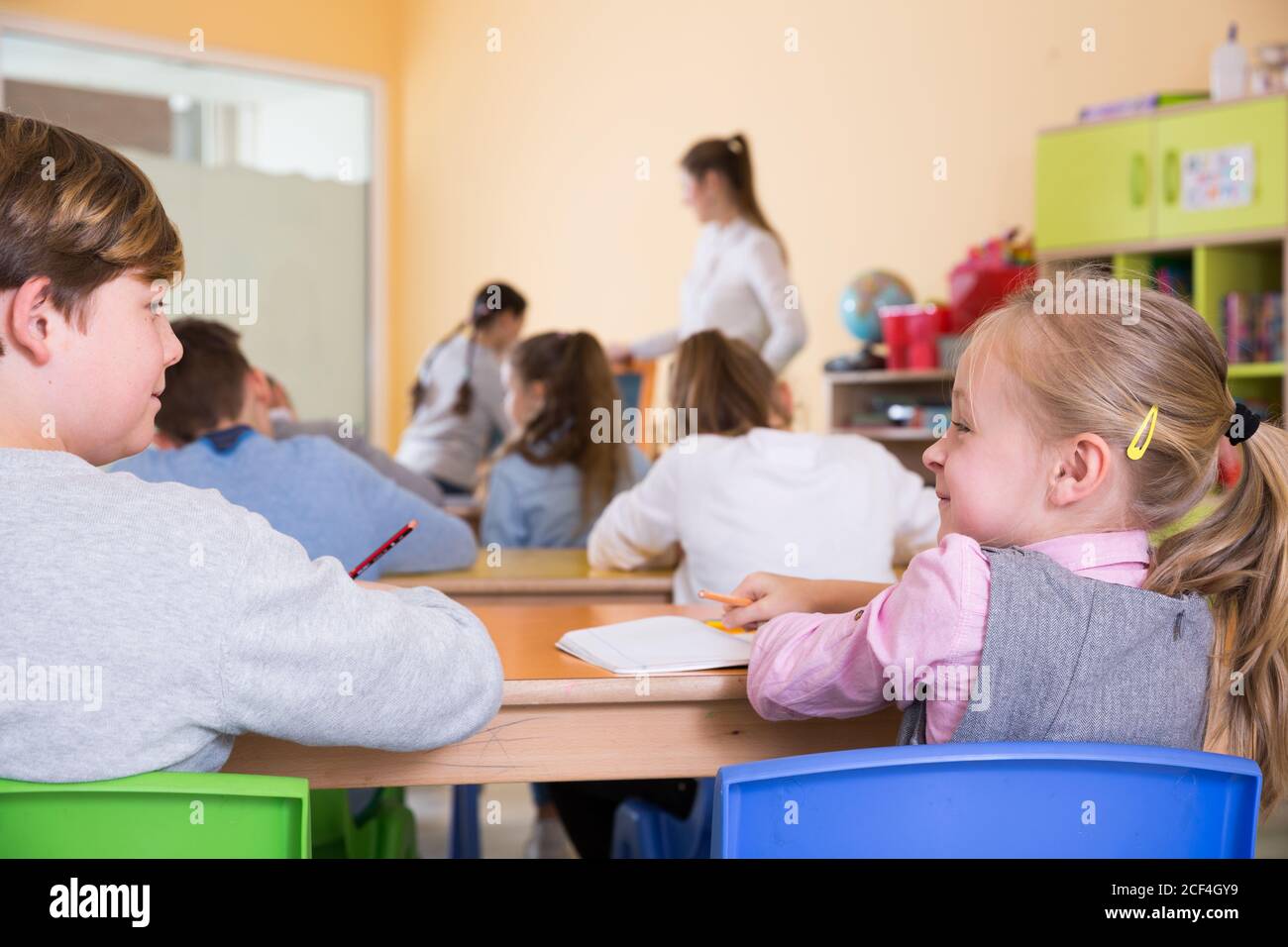 Children discussing table class hi-res stock photography and images - Alamy