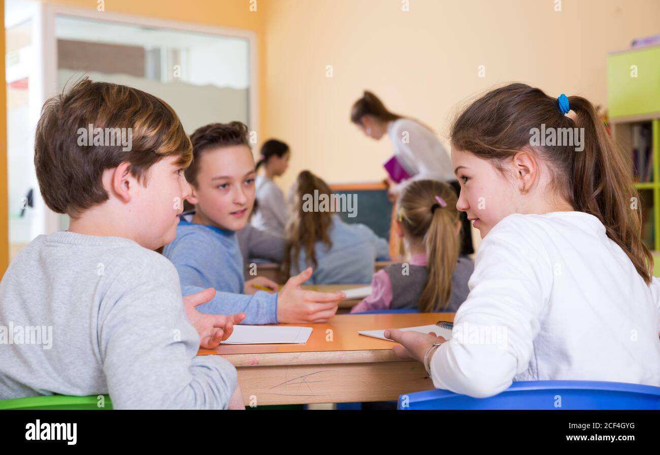 Children discussing table class hi-res stock photography and images - Alamy
