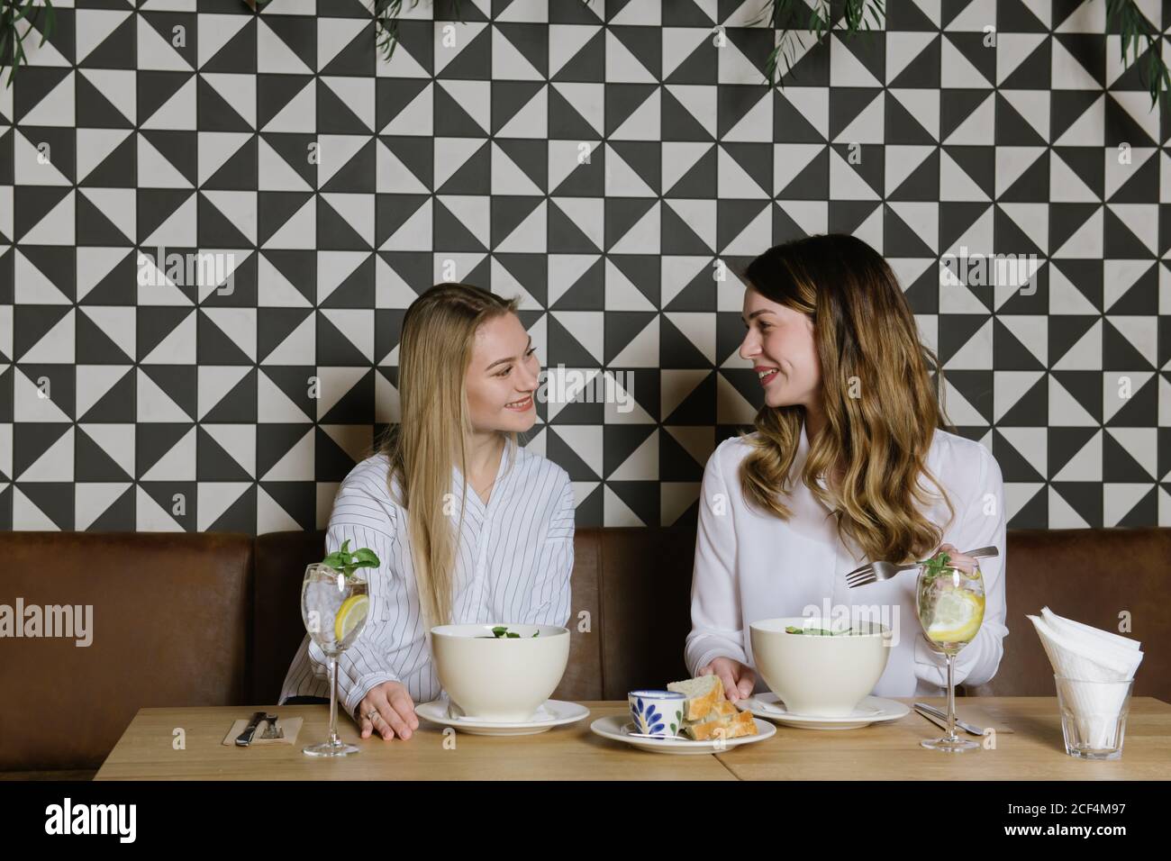 Two lunch ladies hi-res stock photography and images - Alamy