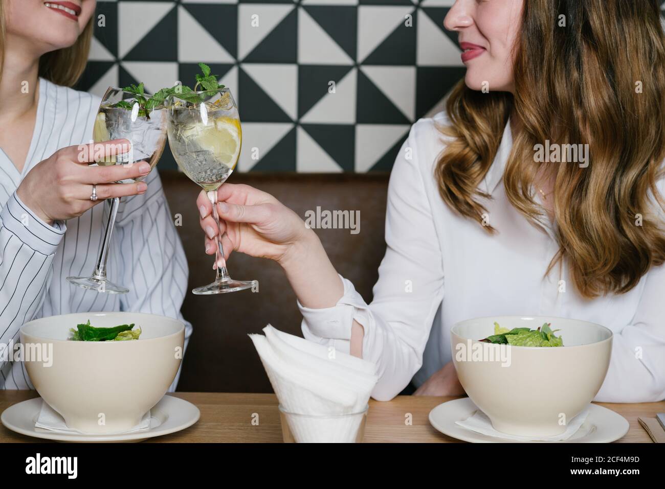 Pretty ladies hi-res stock photography and images - Alamy