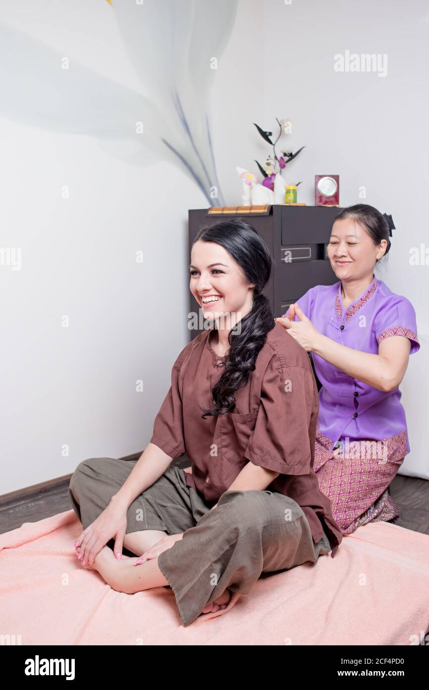 Massagist hi-res stock photography and images - Alamy