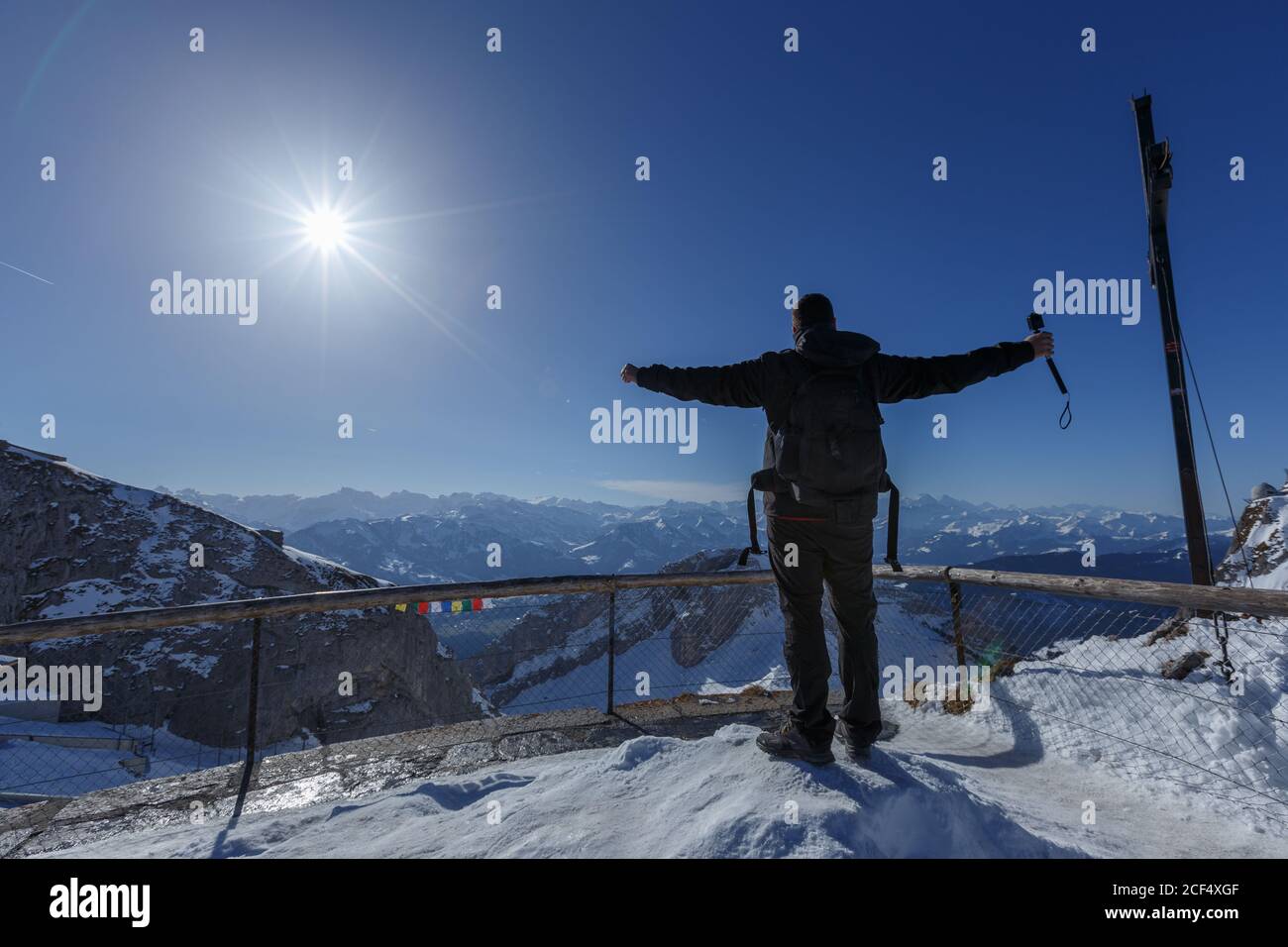 Man arms apart hi-res stock photography and images - Alamy