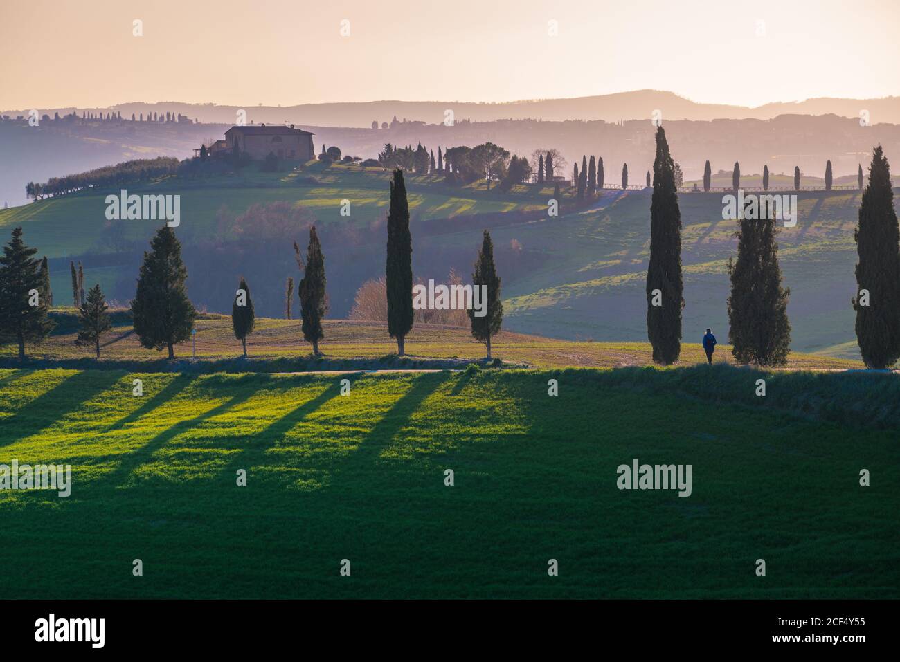 Endless green fields in italy hi-res stock photography and images - Alamy