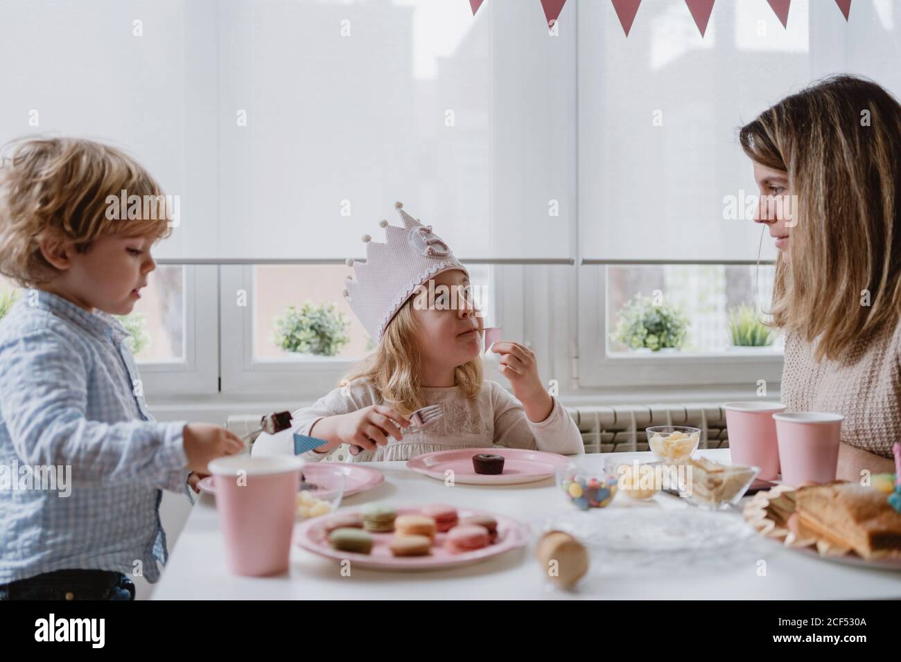 Kids sharing food hi-res stock photography and images - Alamy