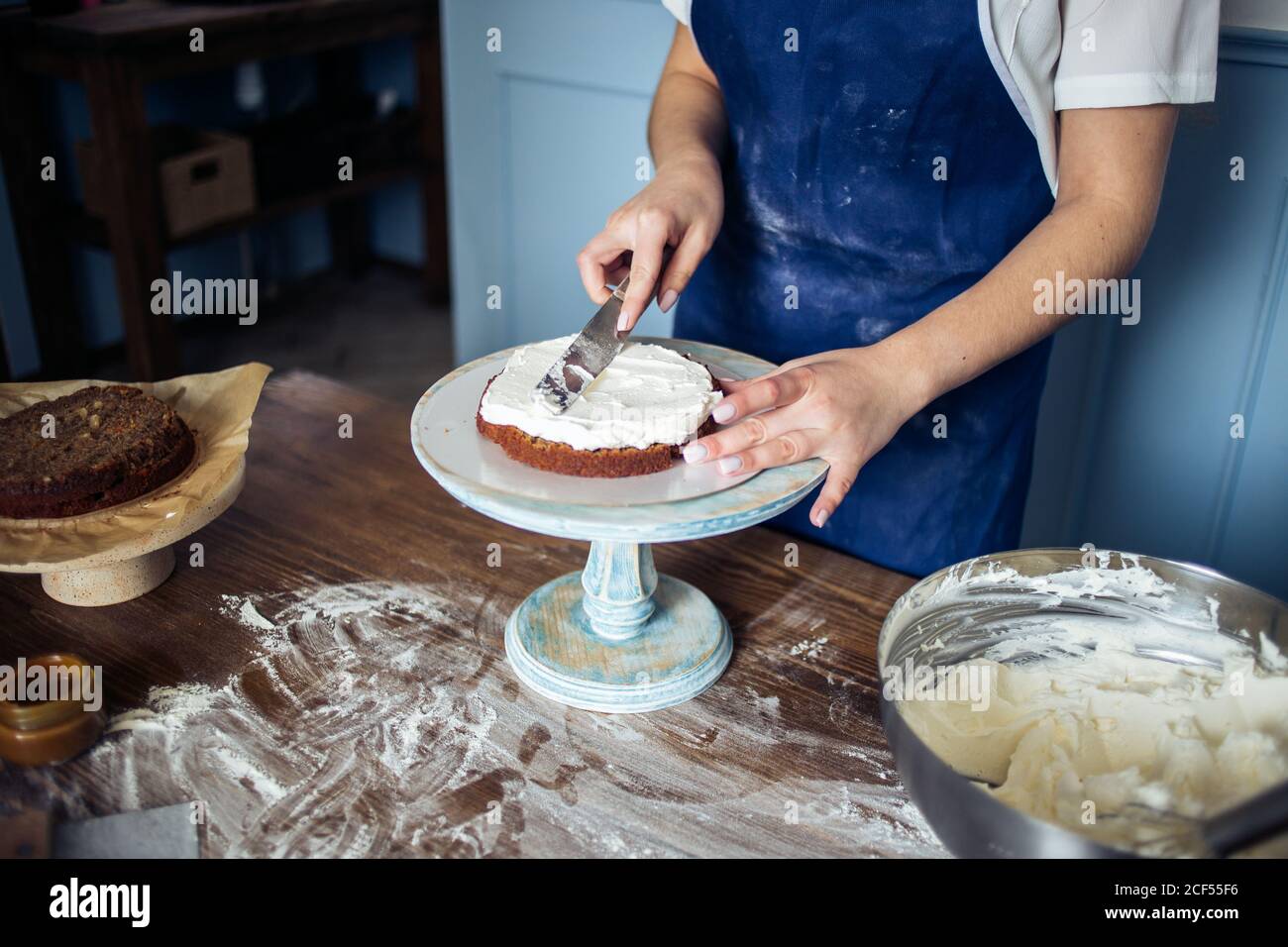 Chef decorating a delicious cake with cream Stock Photo - Alamy