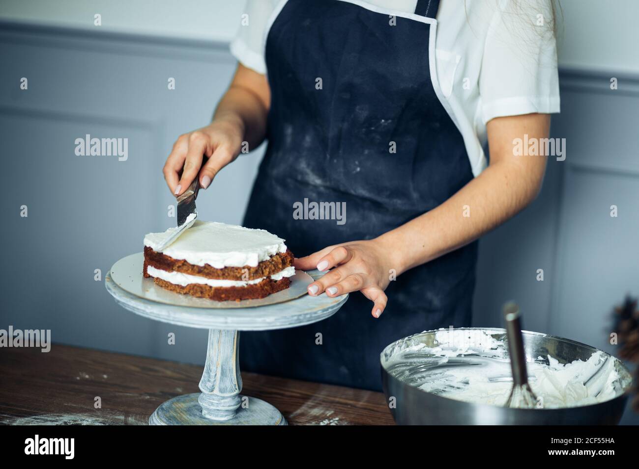 Chef decorating a delicious cake with cream Stock Photo - Alamy