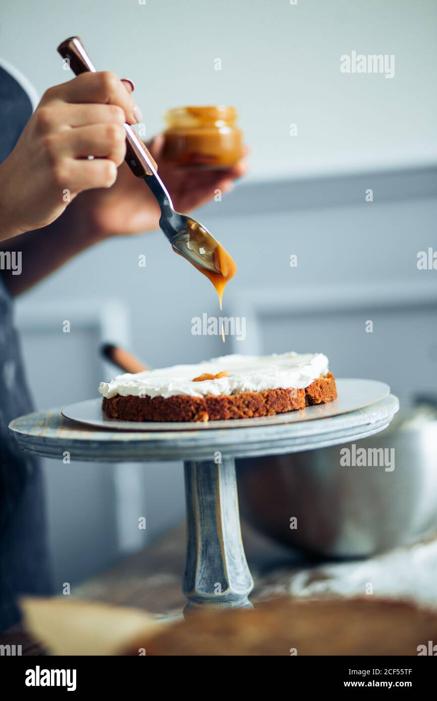 pastry cook pours the caramel on the cake Stock Photo - Alamy