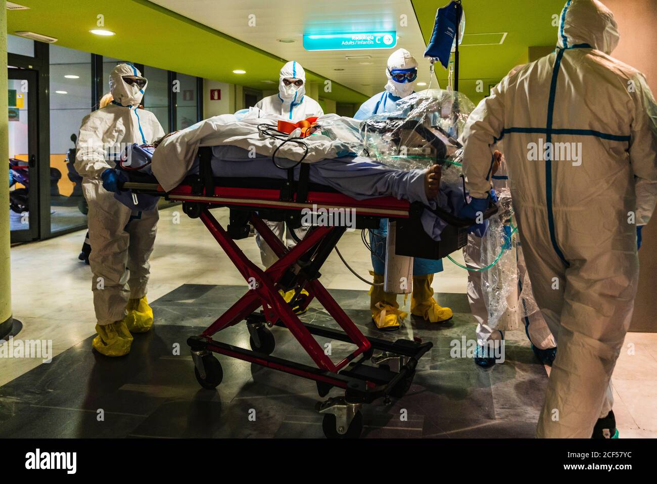 Patient doctors recovery room hi-res stock photography and images - Alamy